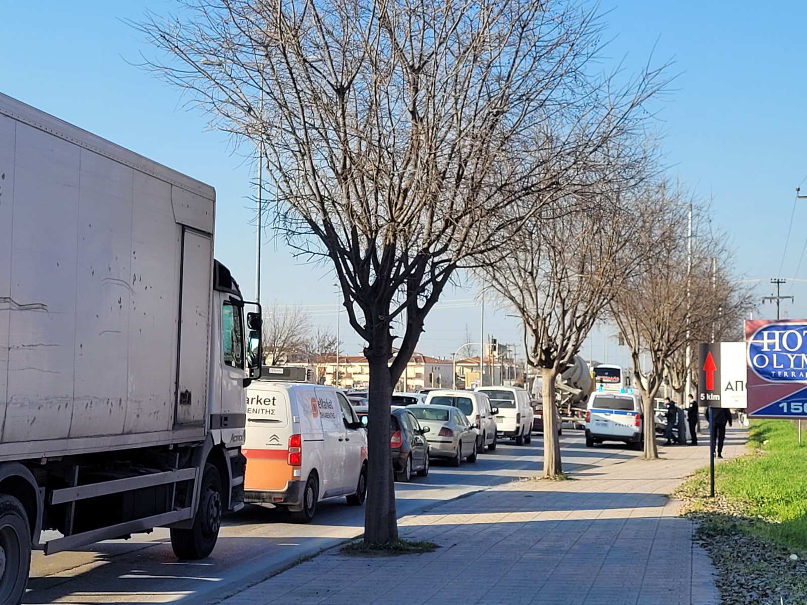 Λάρισα: Καραμπόλα τριών αυτοκινήτων μεταξύ αυτών και όχημα του δήμου ...