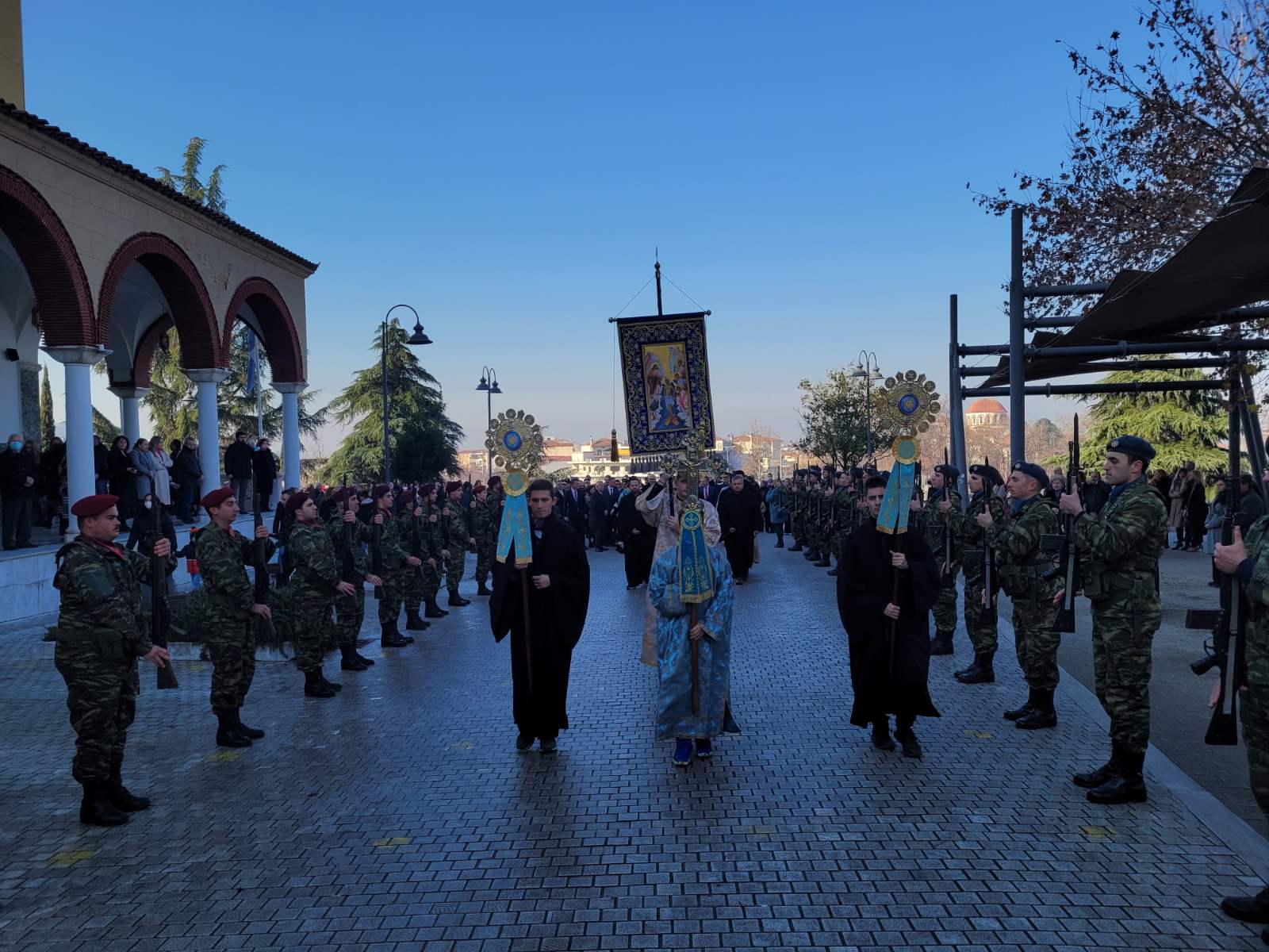 Λάρισα: Η πομπή από τον Άγιο Αχίλλιο προς την Γέφυρα του Πηνειού για ...