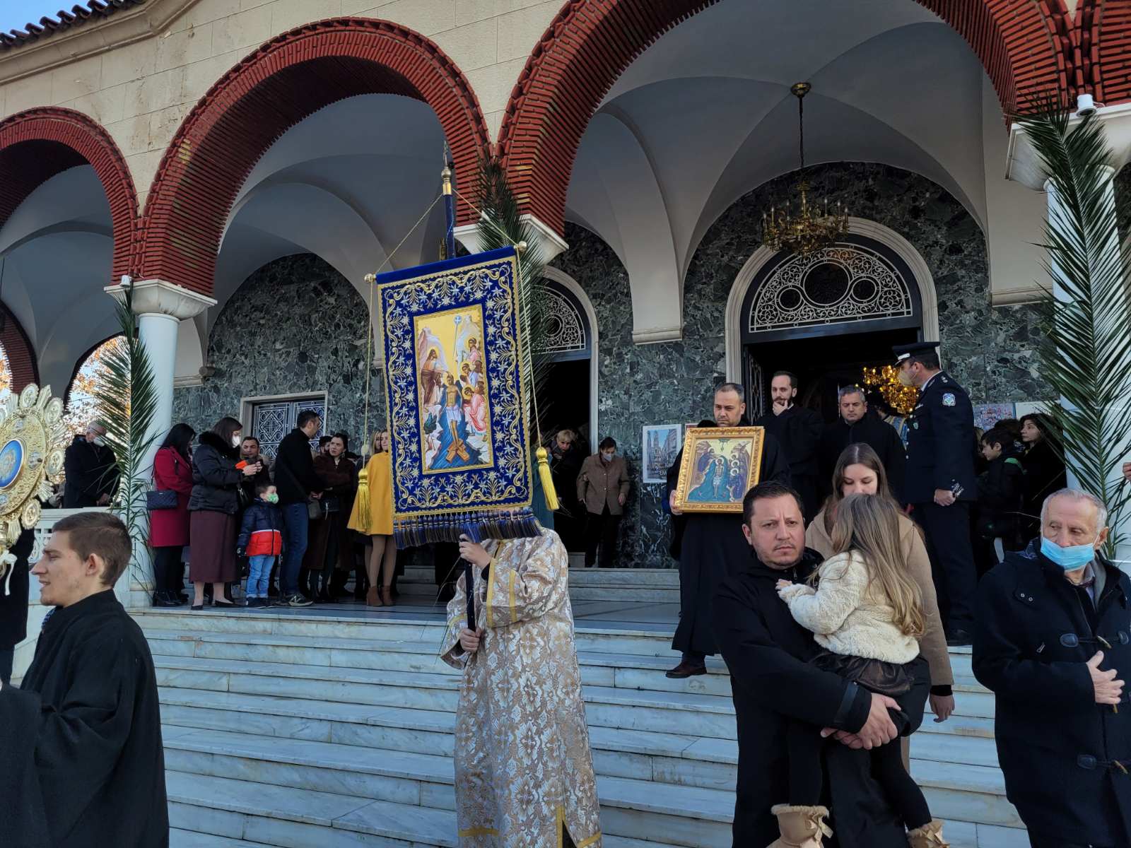 Λάρισα: Η πομπή από τον Άγιο Αχίλλιο προς την Γέφυρα του Πηνειού για ...