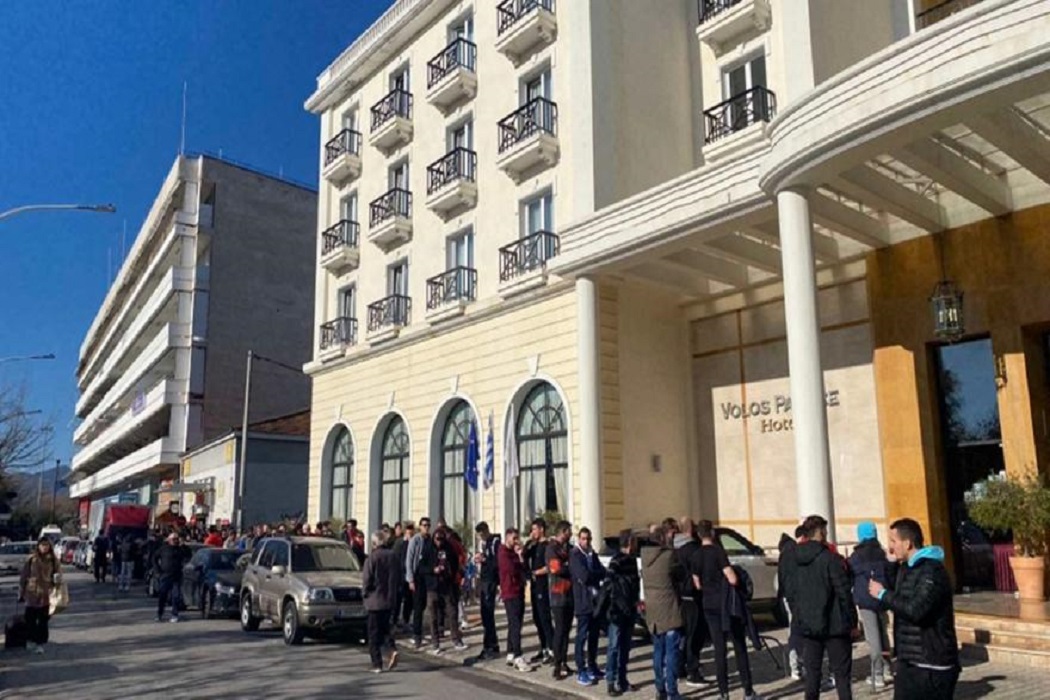 Βόλος: Οπαδοί του Ολυμπιακού σχημάτισαν τεράστιες ουρές στο Volos ...
