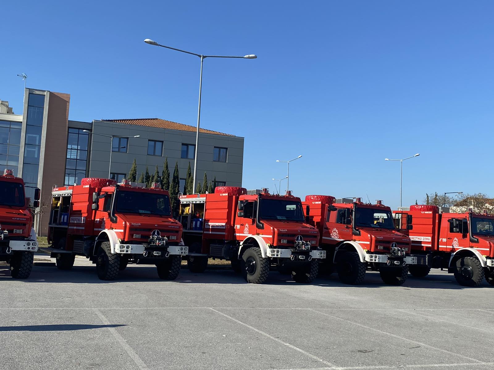 Λάρισα: Πυροσβεστικά οχήματα του «κουτιού» παραδόθηκαν στην ...