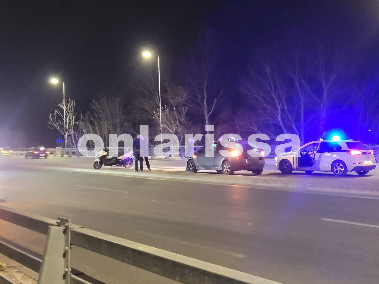 Συγκρούστηκαν αυτοκίνητο με μηχανάκι στη Λάρισα - Στο νοσοκομείο ένας ...