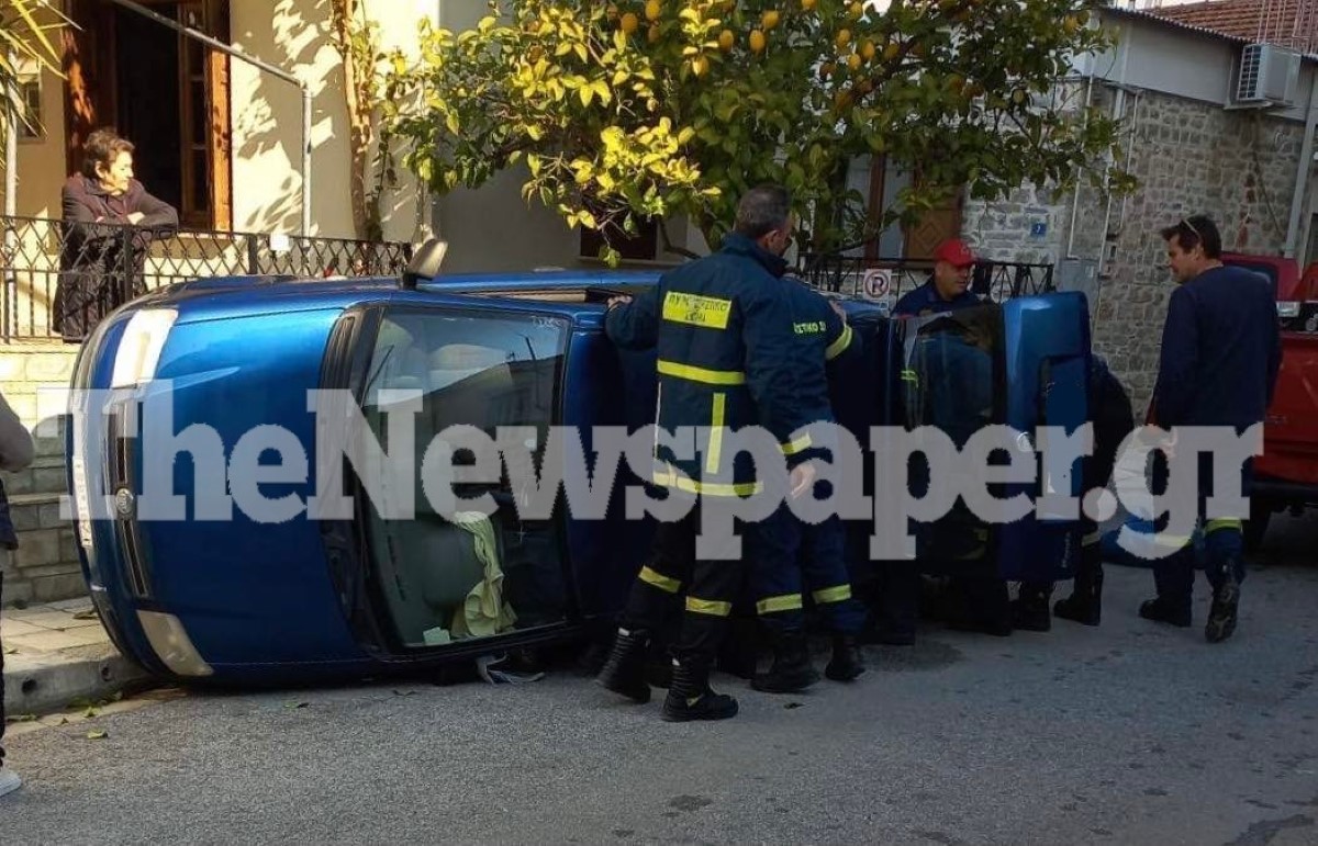 Απίστευτο περιστατικό στο Bόλο: Αυτοκίνητο έπεσε σε δένδρο κάνοντας ...