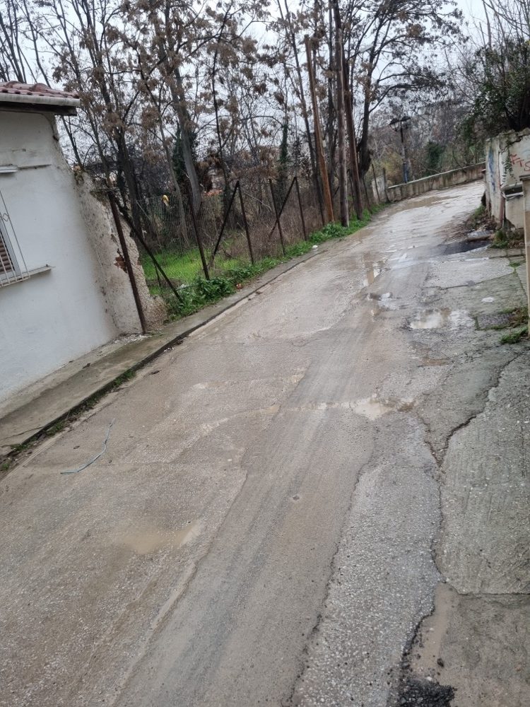 Λαρισαίοι σε απόγνωση: Από τον περασμένο Ιούλιο ζούμε μέσα σε σκόνες ...