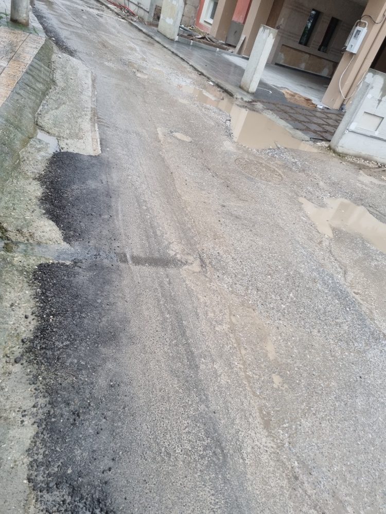 Λαρισαίοι σε απόγνωση: Από τον περασμένο Ιούλιο ζούμε μέσα σε σκόνες ...