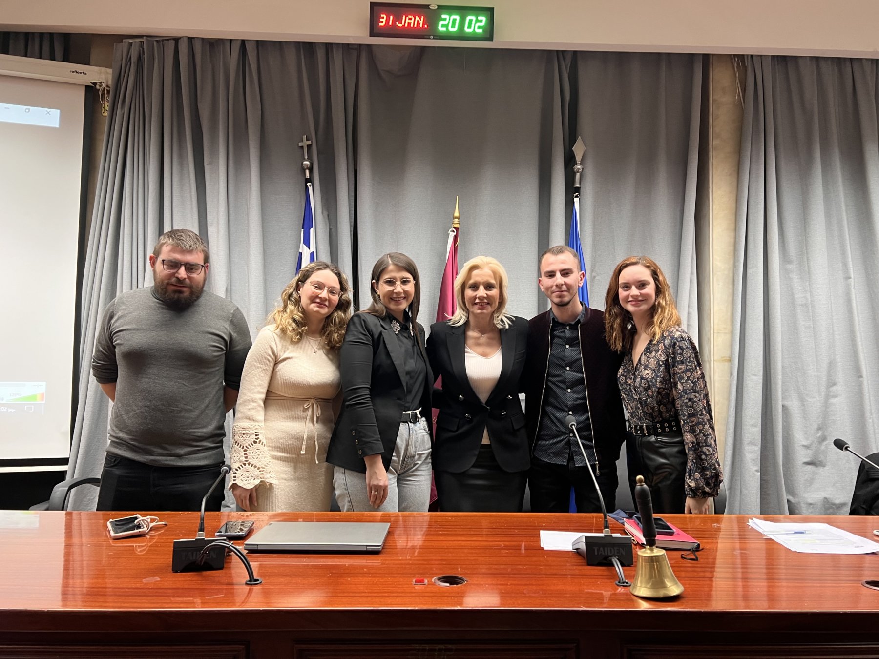 Η Καραλαριώτου στη συνεδρίαση του Δημοτικού Συμβουλίου Νεολαίας: Δίπλα ...