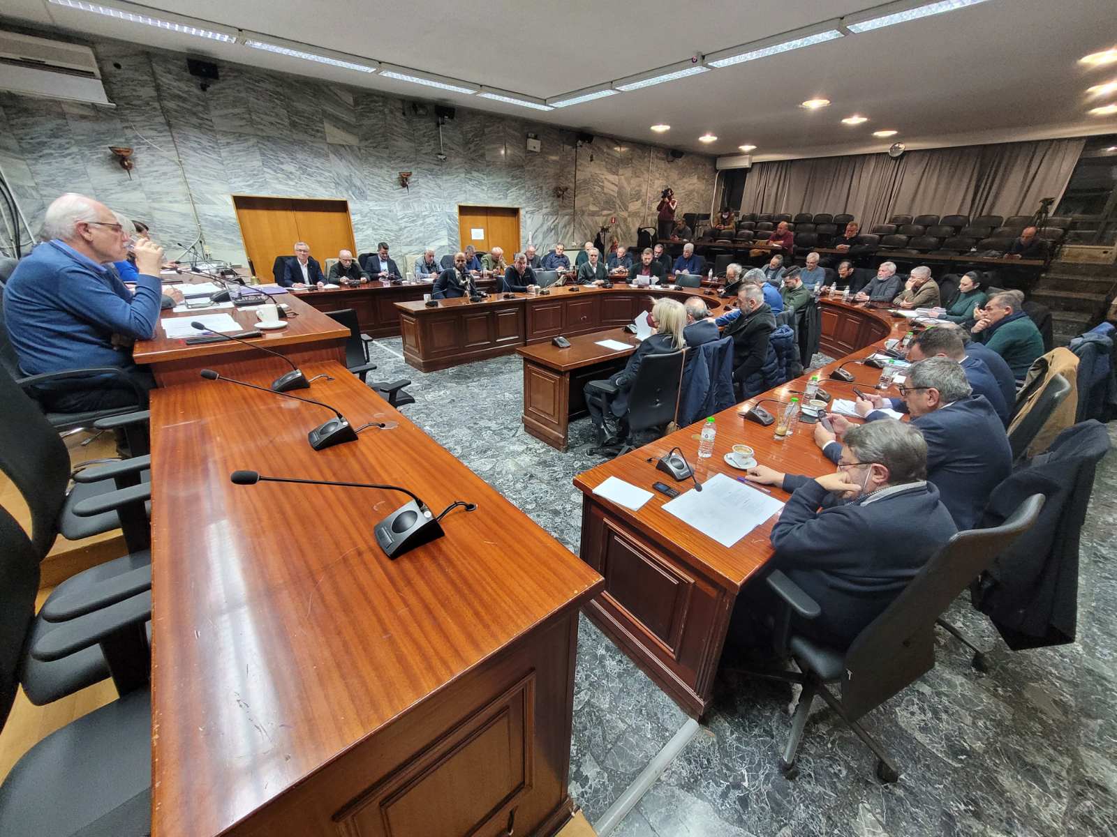 "Άναψαν τα αίματα" στο Δημοτικό Συμβούλιο Λάρισας - Ένταση μεταξύ ...