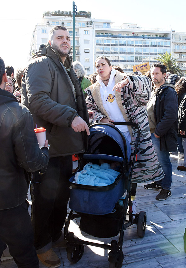 Η Κατερίνα Στικούδη και ο Βαγγέλης Σερίφης μαζί με τον γιο τους στη ...