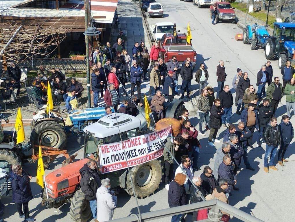 Στο δρόμο οι αγρότες της Αγιάς με τα τρακτέρ τους - Αναμένοντας την ...
