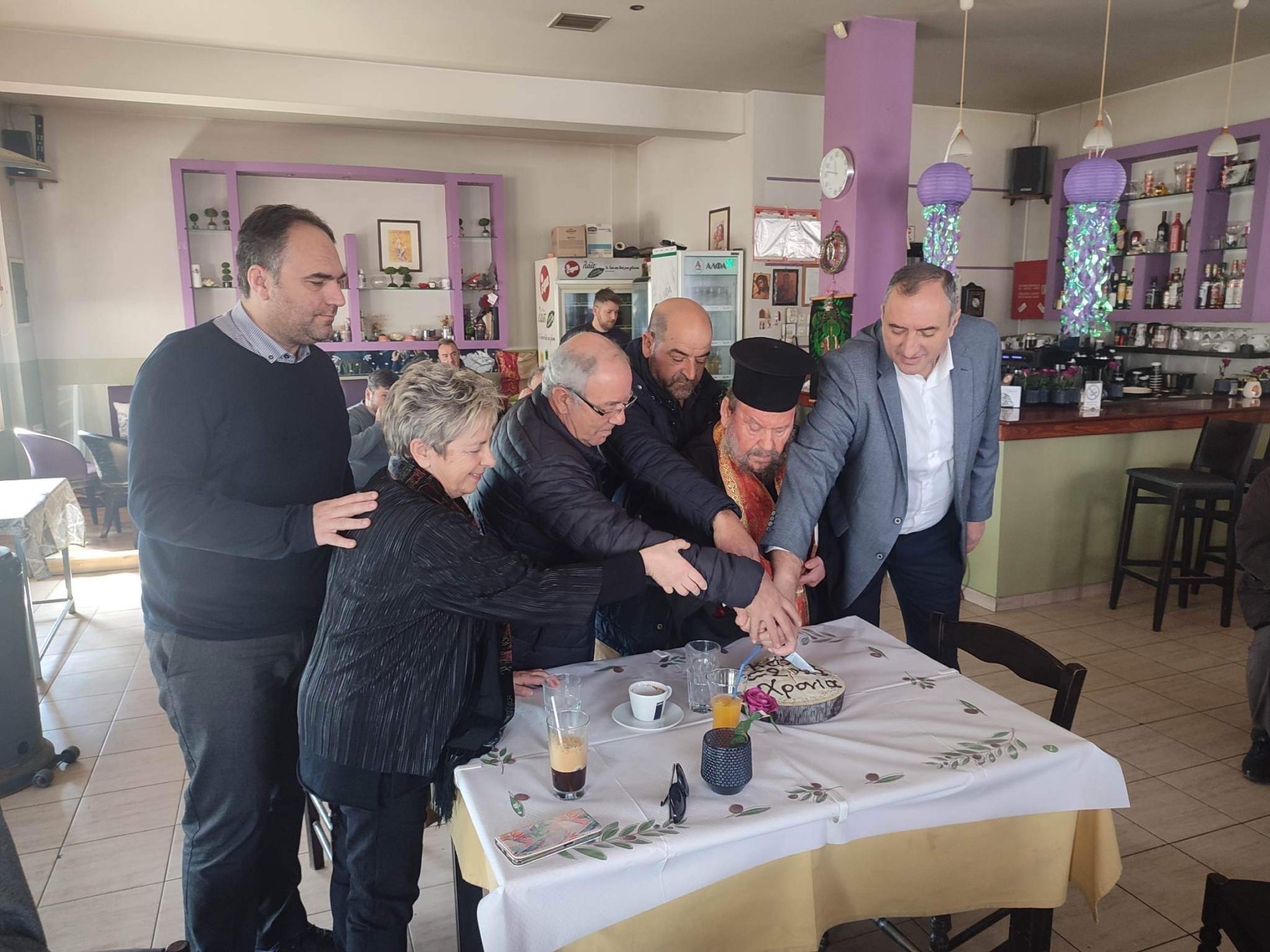Στην κοπή πίτας του ΚΑΠΗ Τοπικής Κοινότητας Δένδρων ο Δήμαρχος Τυρνάβου ...