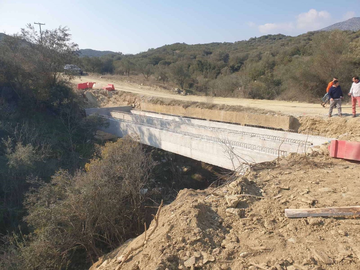 Σε εξέλιξη οι εργασίες κατασκευής του δρόμου που ενώνει τη Ροδιά με ...