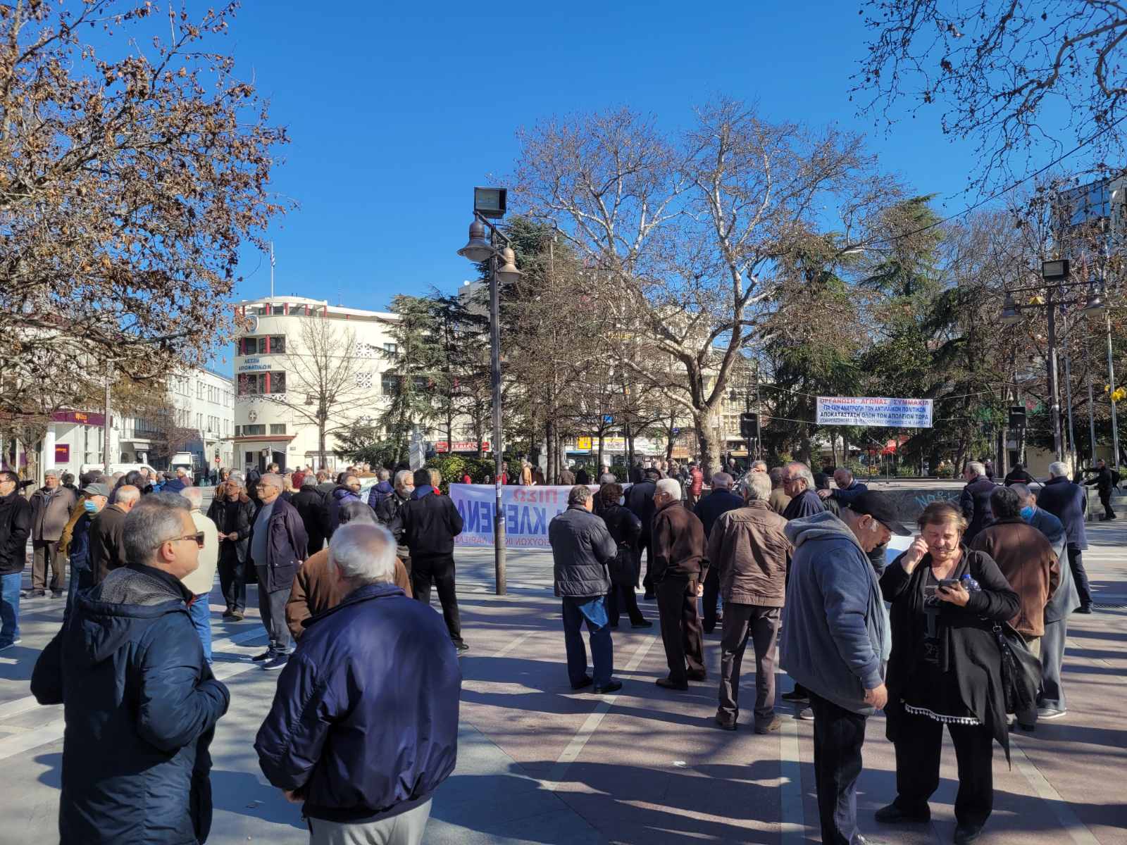 Στο δρόμο πάλι οι συνταξιούχοι στη Λάρισα: Οι ζωές μας δεν είναι κόστος ...
