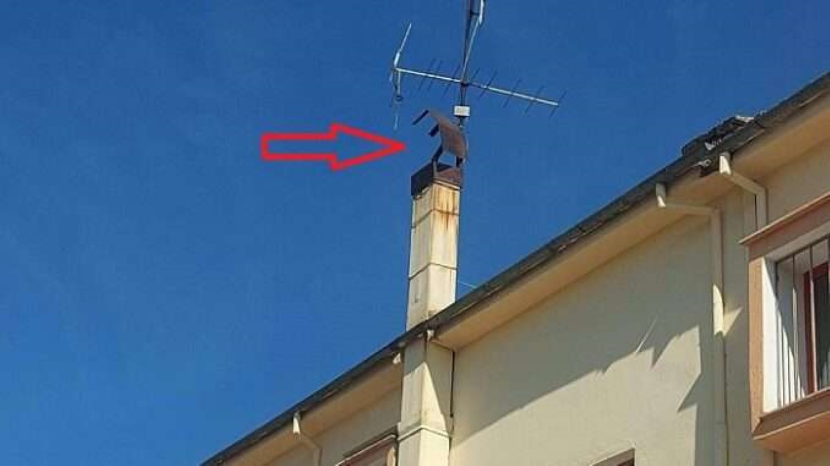 Καπάκι καμινάδας στο 1ο Δημοτικό Σχολείο Αμπελώνα απειλεί με ατύχημα ...