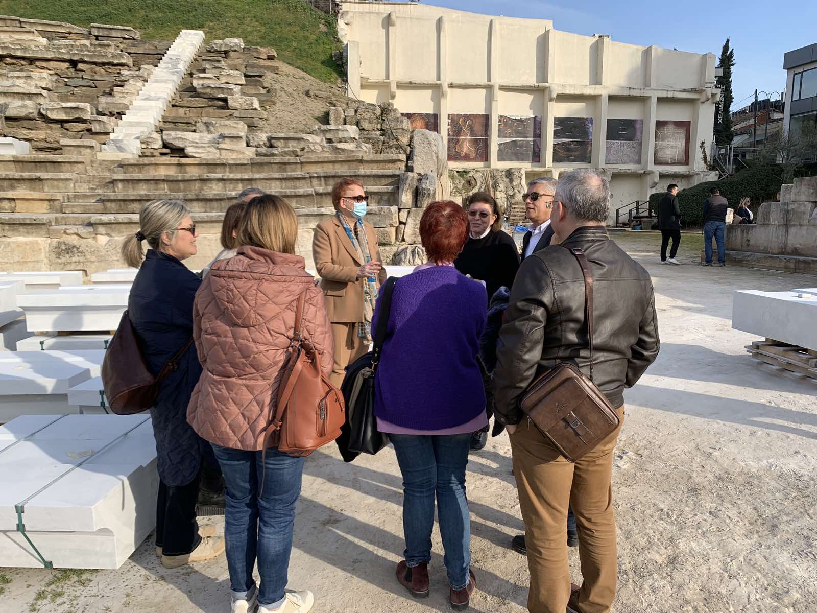 Στο Αρχαίο Θέατρο της Λάρισας η Λίνα Μενδώνη - Αυτοψία στα έργα (φώτο ...