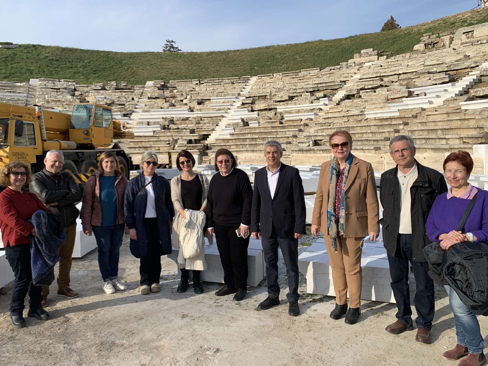 Στο Αρχαίο Θέατρο της Λάρισας η Λίνα Μενδώνη - Αυτοψία στα έργα (φώτο ...