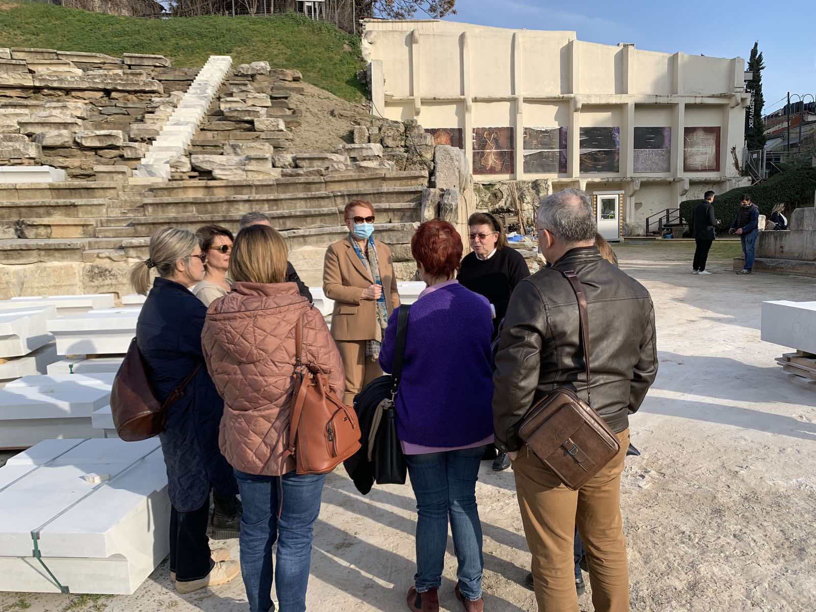 Στο Αρχαίο Θέατρο της Λάρισας η Λίνα Μενδώνη - Αυτοψία στα έργα (φώτο ...