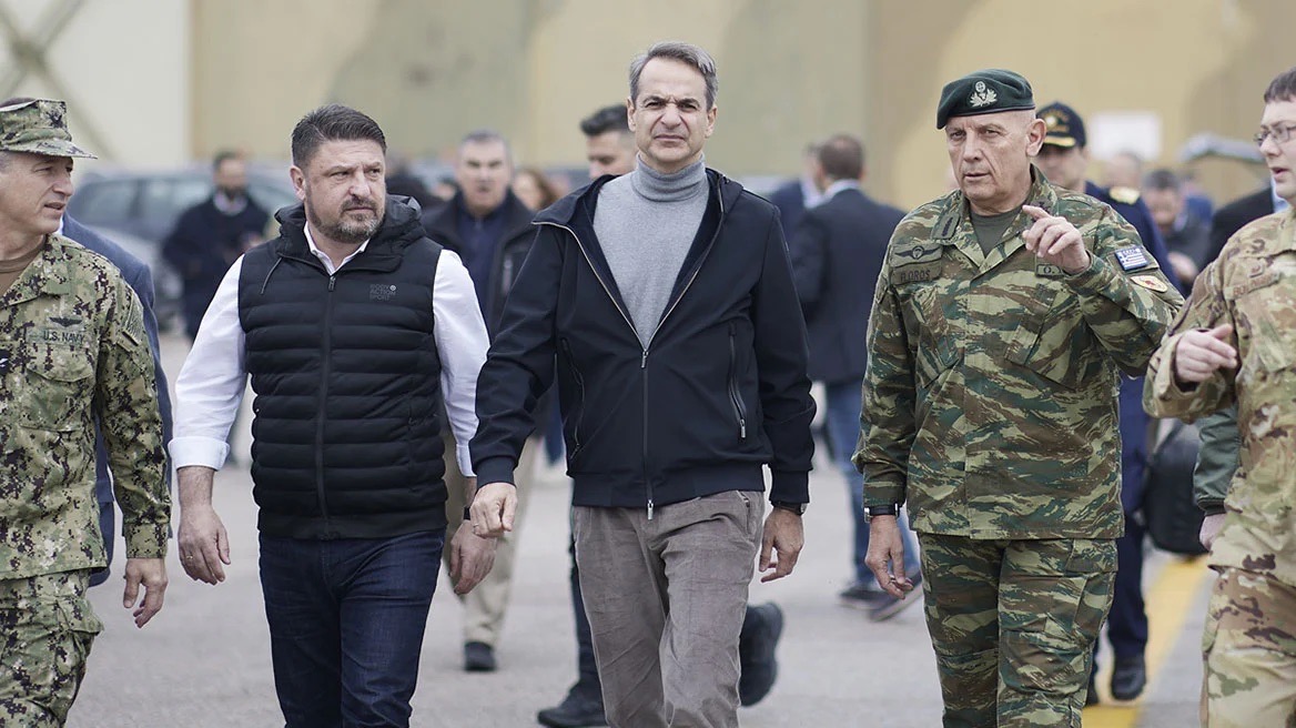 Κυριάκος Μητσοτάκης στη Λάρισα: Επισκέφθηκε την 110 Πτέρυγα Μάχης με ...