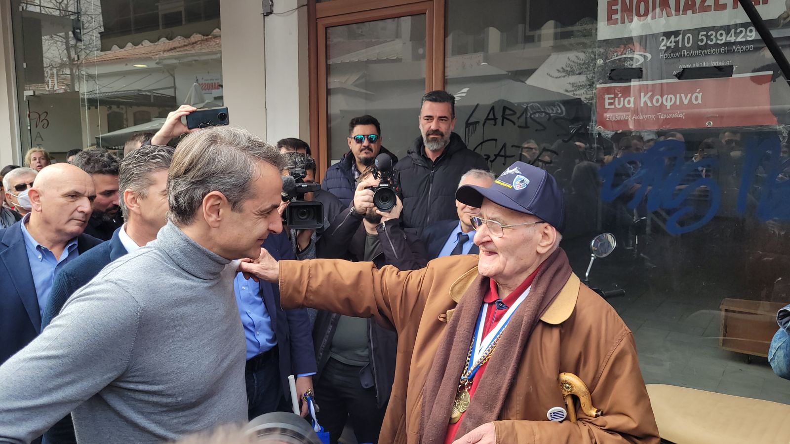 Η επική ατάκα Λαρισαίας που άφησε… άναυδο τον Μητσοτάκη: «Ήρθα με 5 ...