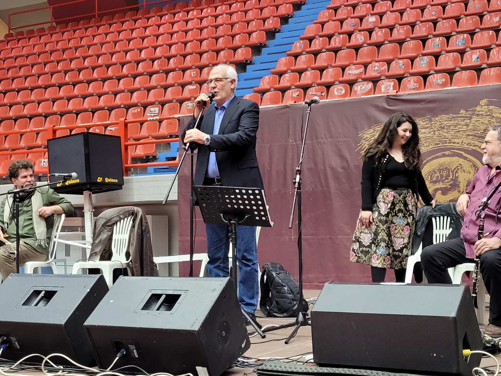 Μεγάλο γλέντι στο κλειστό της Νεάπολης - Εκατοντάδες Λαρισαίων ...