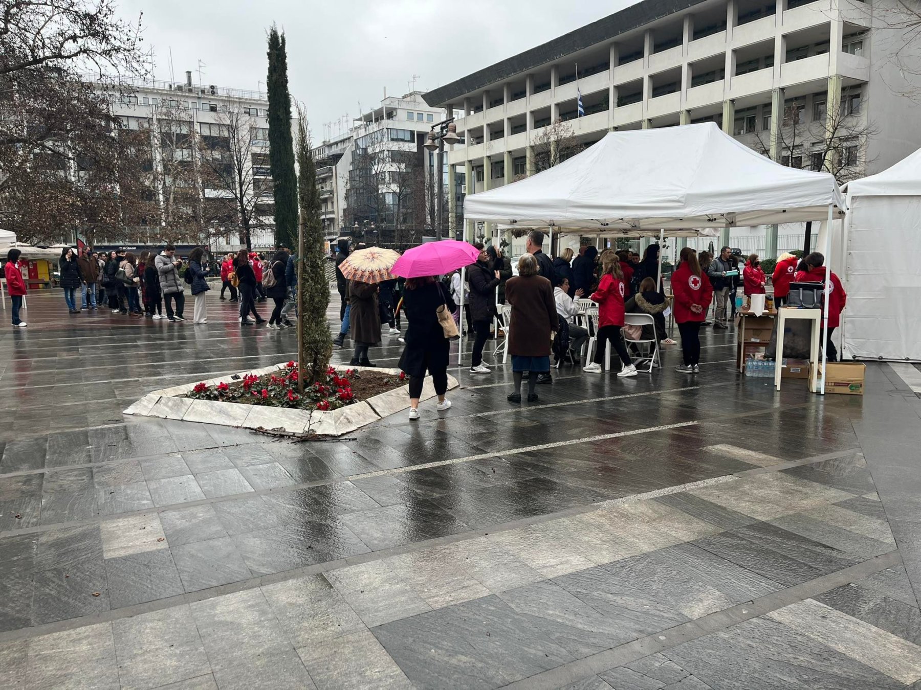 Συγκινούν οι Λαρισαίοι: Δεύτερη ημέρα ουρές στην Κεντρική Πλατεία για ...