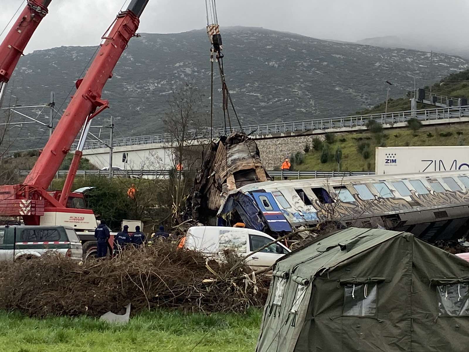 Τέμπη: 46 επιβεβαιωμένοι νεκροί - 7 απανθρακωμένοι σοροί ανασύρθηκαν ...