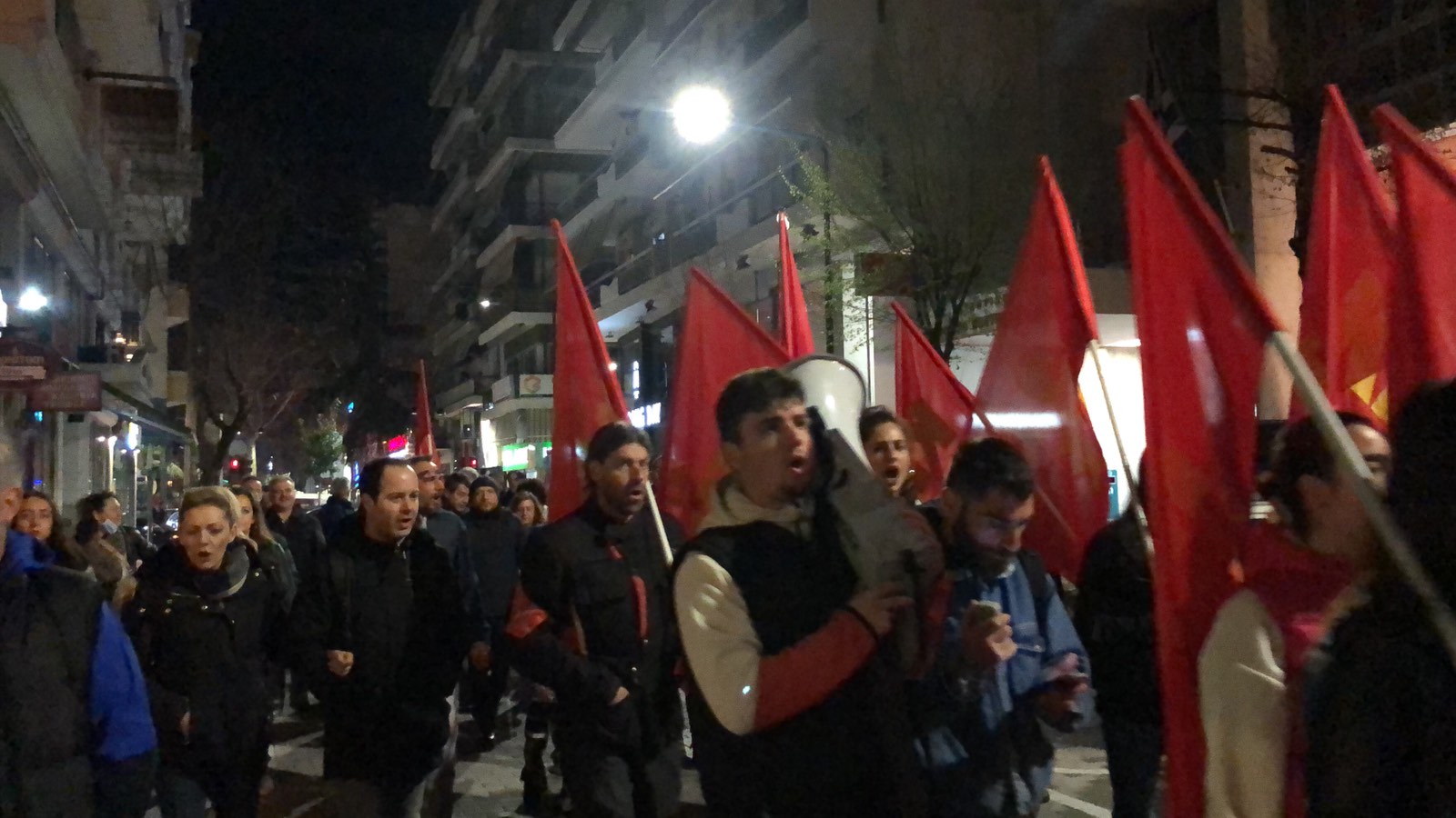 Συγκέντρωση και πορεία διαμαρτυρίας στο κέντρο της Λάρισας για τα ...