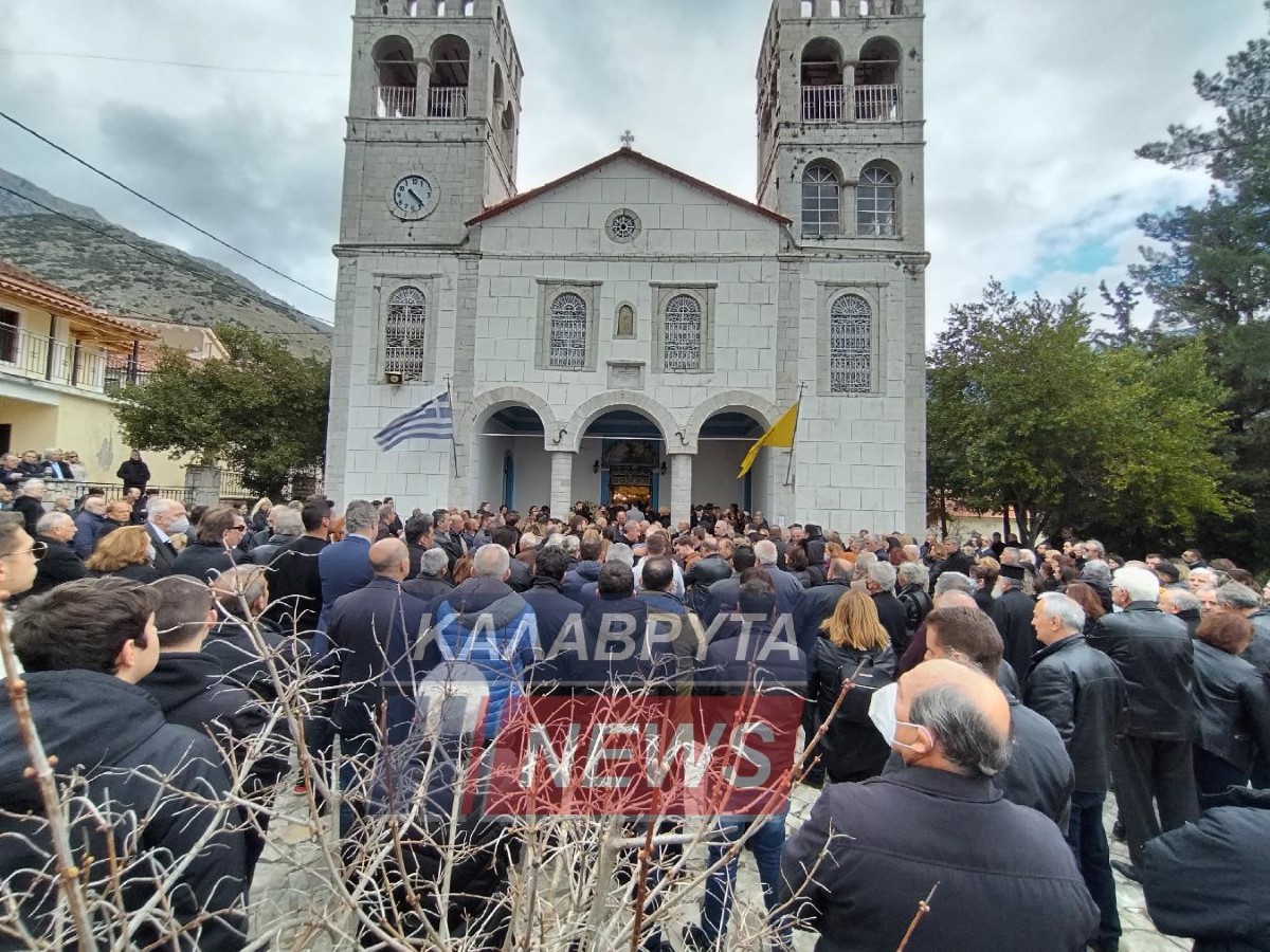 Σύγκρουση τρένων στα Τέμπη: Ανείπωτος θρήνος στην κηδεία της 19χρονης ...