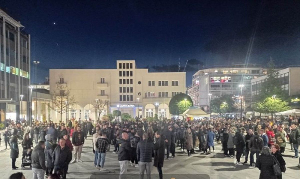 Στην Κεντρική πλατεία, με τη σκέψη στα θύματα της τραγωδίας των Τεμπών ...