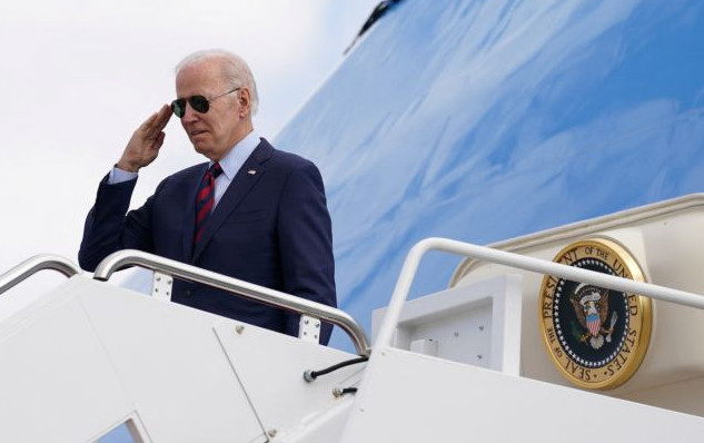 Τζο Μπάιντεν: Σκόνταψε ξανά στα σκαλιά του Air Force One – ONLARISSA.GR ...
