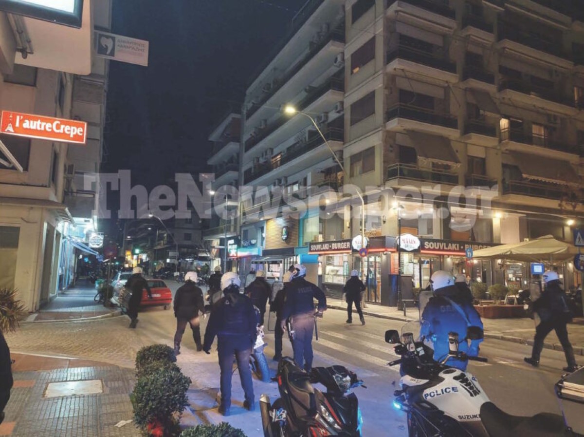 Νύχτα έντασης στο Βόλο: Συμπλοκή της Αστυνομίας και των ΜΑΤ με νεαρούς ...