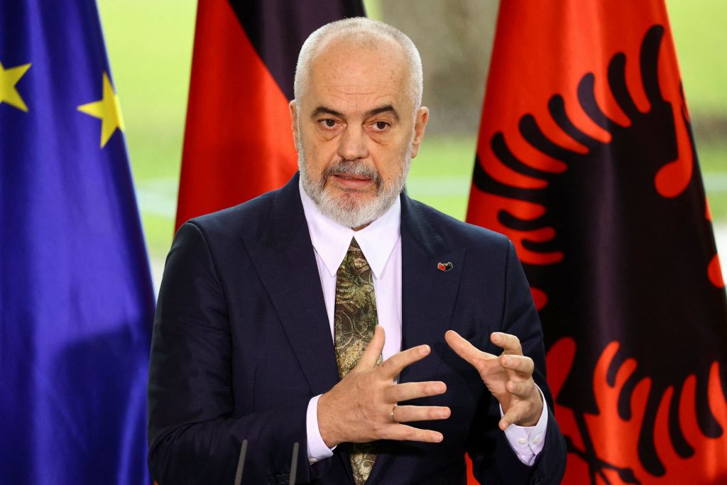 Η Αλβανία αγωνίζεται να περιορίσει τις εγκληματικές συμμορίες ...