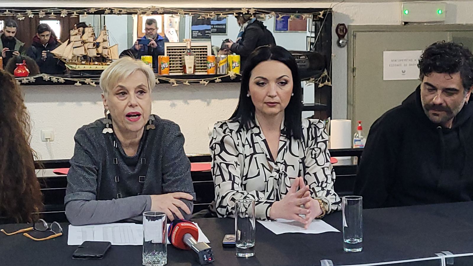 Πρεμιέρα απόψε στο λαρισινό σανίδι για τις «Γριές που μαζεύουν την ...