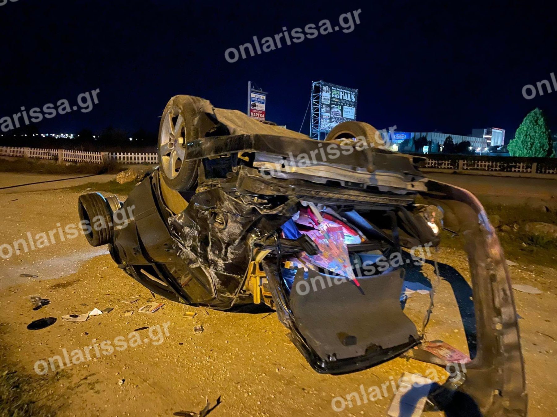 Δείτε φωτογραφίες: "Τρελή" πορεία για αυτοκίνητο λίγο έξω από τη Λάρισα ...