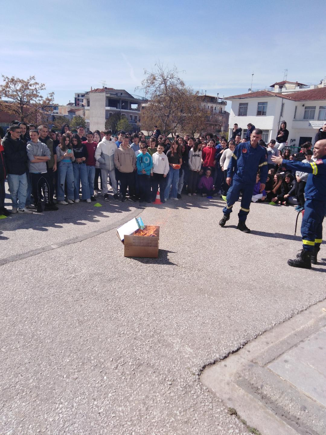 Επίσκεψη Πυροσβεστικής στο 12 Γυμνάσιο Λάρισας για ενημερωτική δράση ...