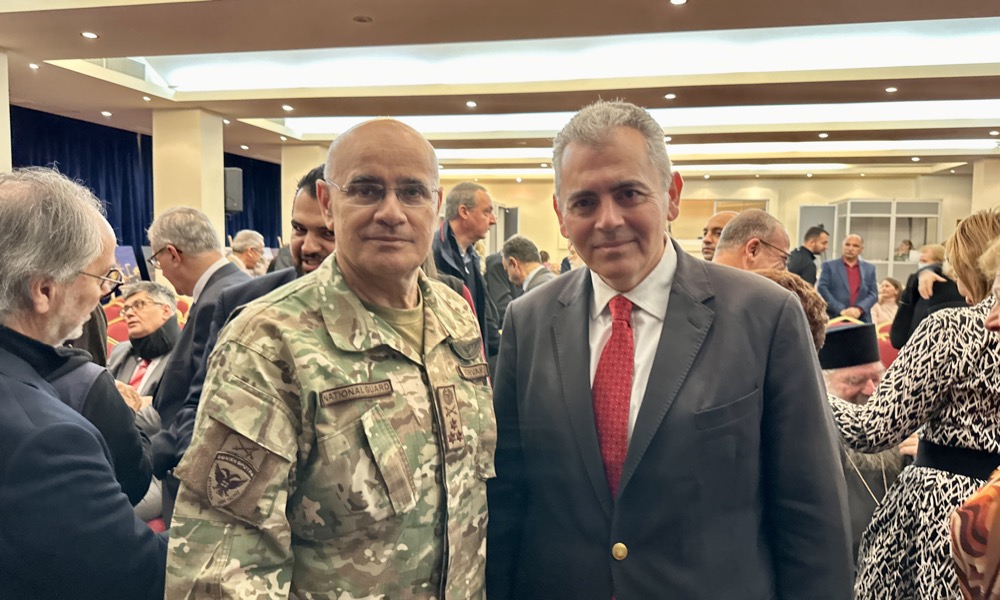 Ο Μάξιμος με τον μάχιμο "Λαρισαίο" Αρχηγό της Εθνικής Φρουράς ...