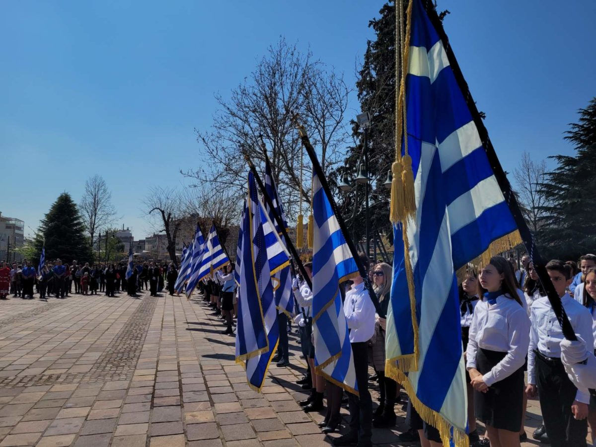 Λάρισα: Κατάθεση στεφάνων στο Ηρώο της πόλης για την 25η Μαρτίου (φωτό ...
