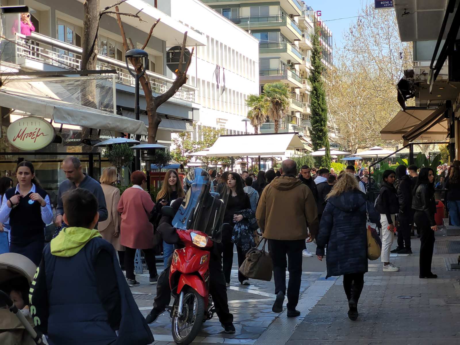 Δείτε φωτογραφίες: Απολαμβάνουν την καλοκαιρία οι Λαρισαίοι ...