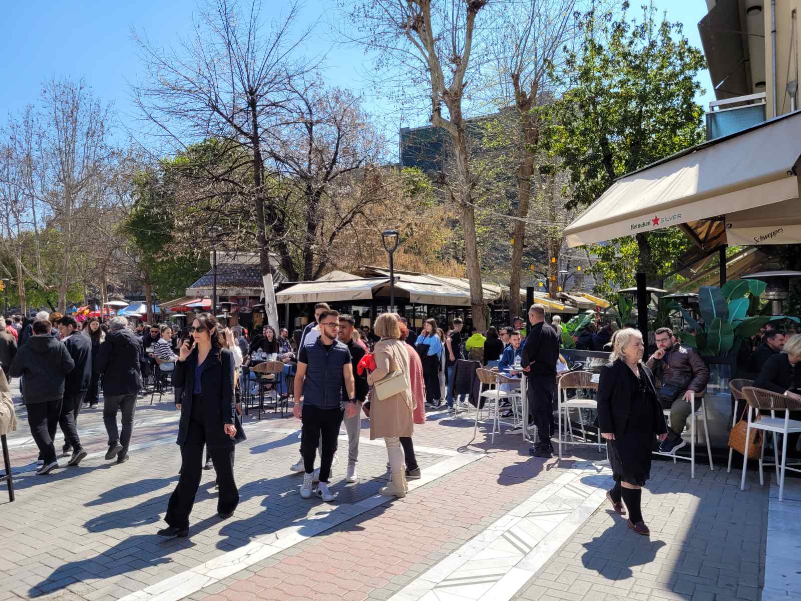 Δείτε φωτογραφίες: Απολαμβάνουν την καλοκαιρία οι Λαρισαίοι ...