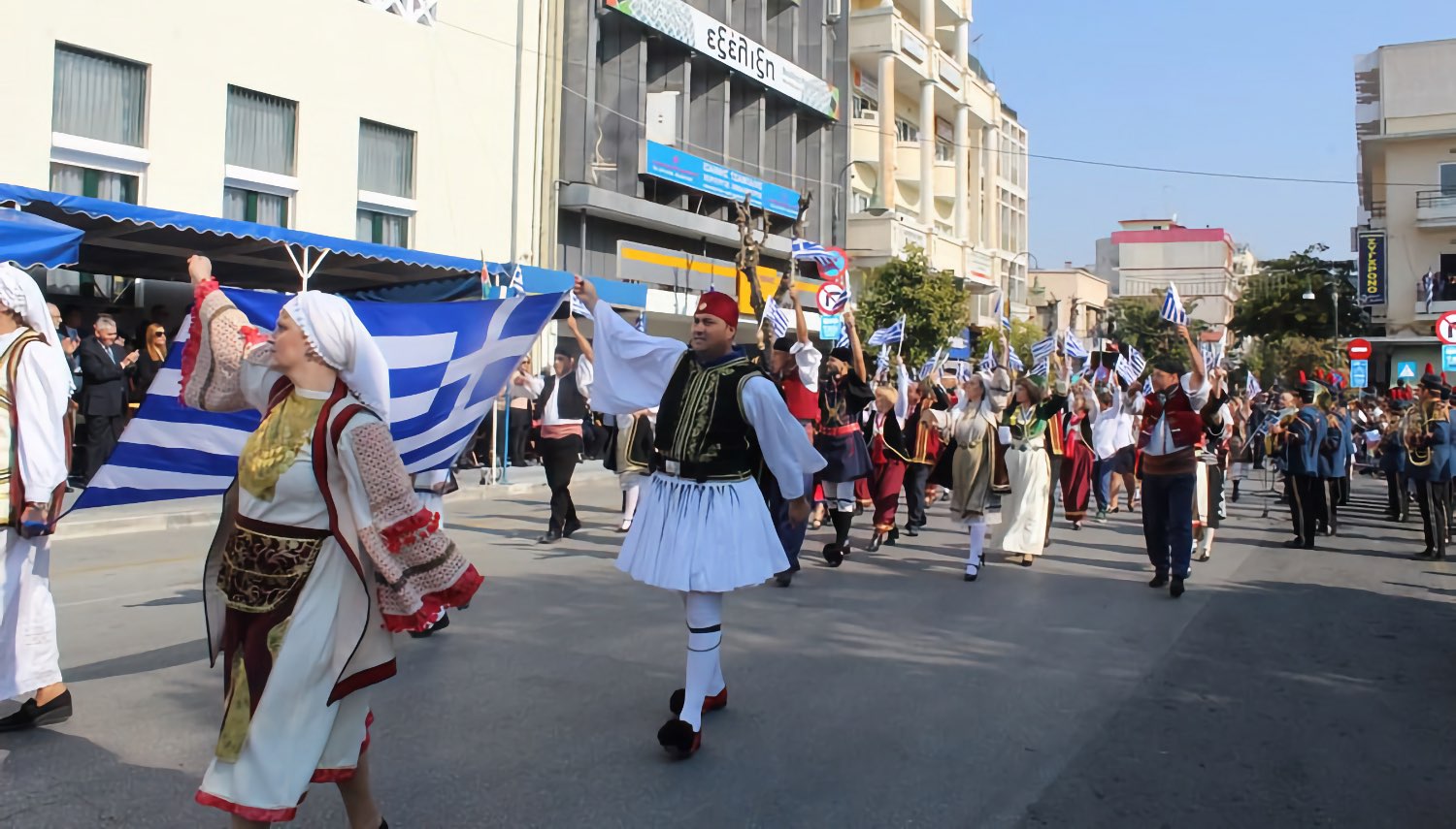 Με λαμπρότητα η Λάρισα γιορτάζει σήμερα την Εθνική μας παλιγγενεσία και ...
