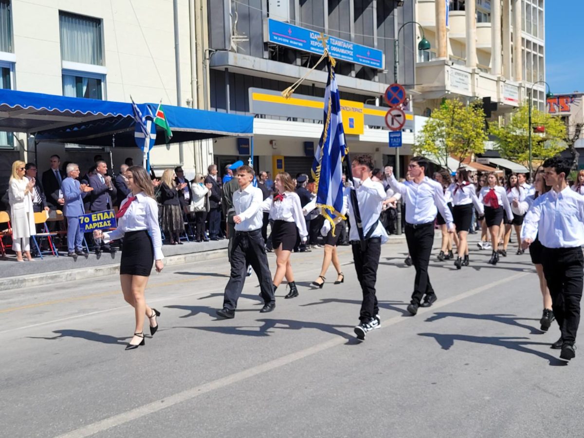 Δείτε σε βίντεο όλη την παρέλαση μαθητών και συλλόγων στη Λάρισα για ...