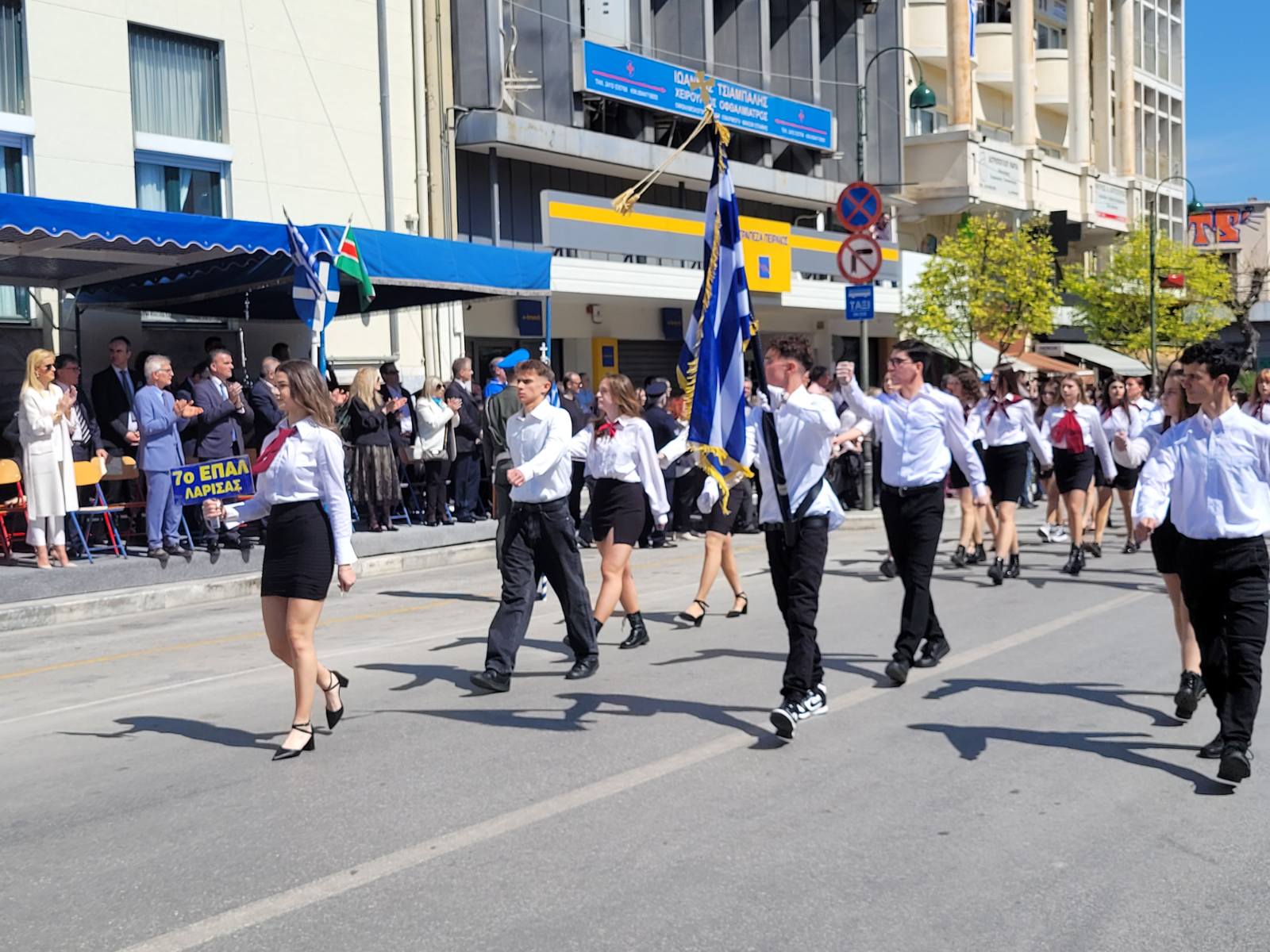 Δείτε σε βίντεο όλη την παρέλαση μαθητών και συλλόγων στη Λάρισα για ...