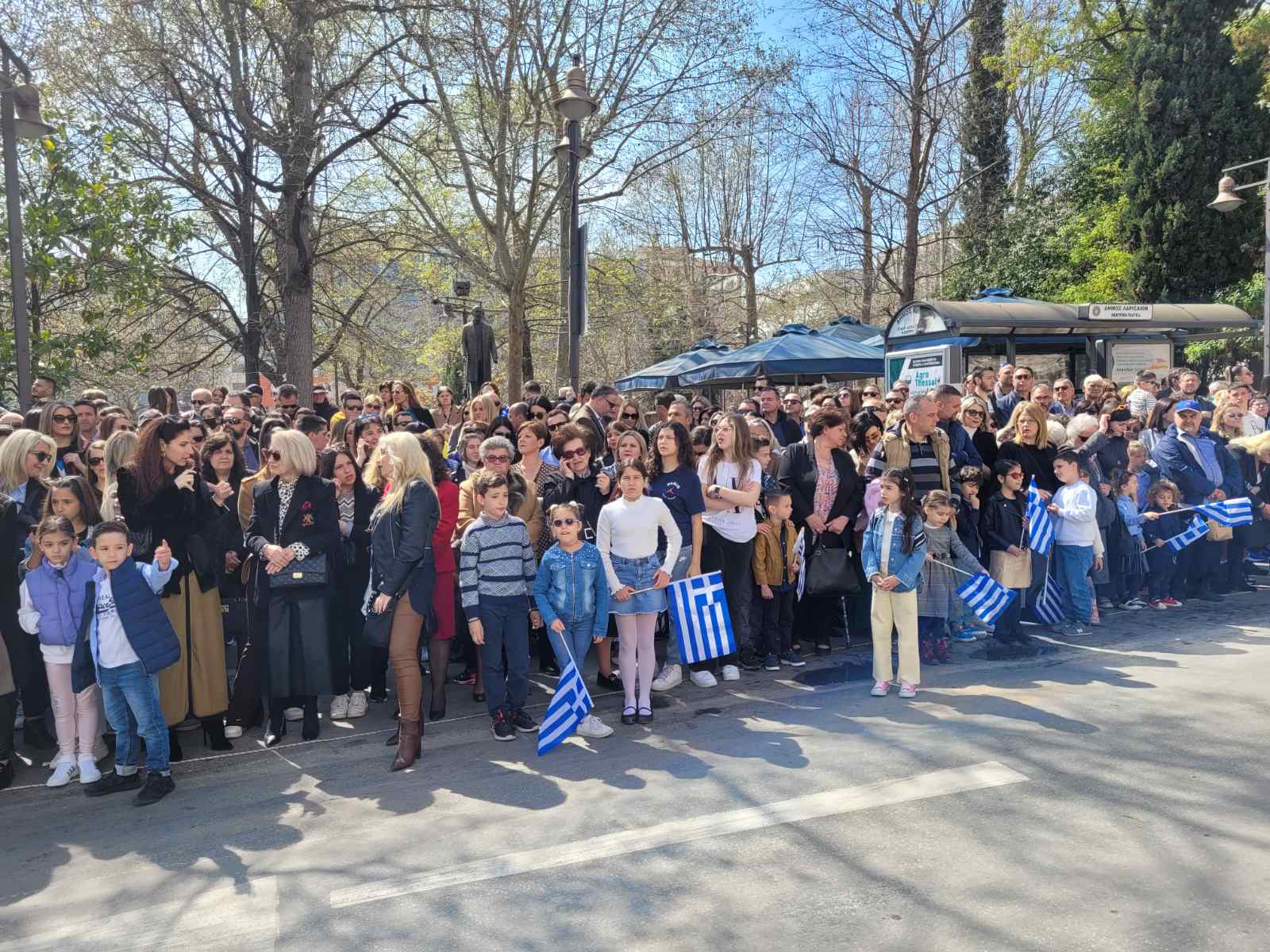Πλημμύρισε με κόσμο το κέντρο της Λάρισας για την παρέλαση - Δείτε ...