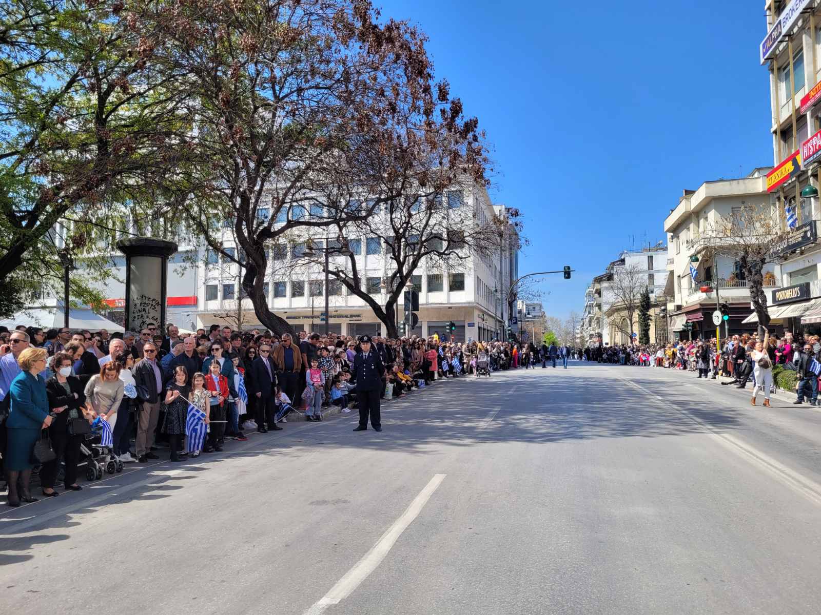 Πλημμύρισε με κόσμο το κέντρο της Λάρισας για την παρέλαση - Δείτε ...