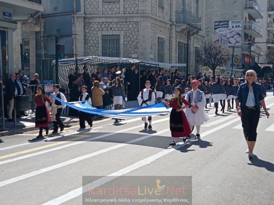 Εντυπωσιακή η παρέλαση για την επέτειο της 25ης Μαρτίου στην Καρδίτσα ...