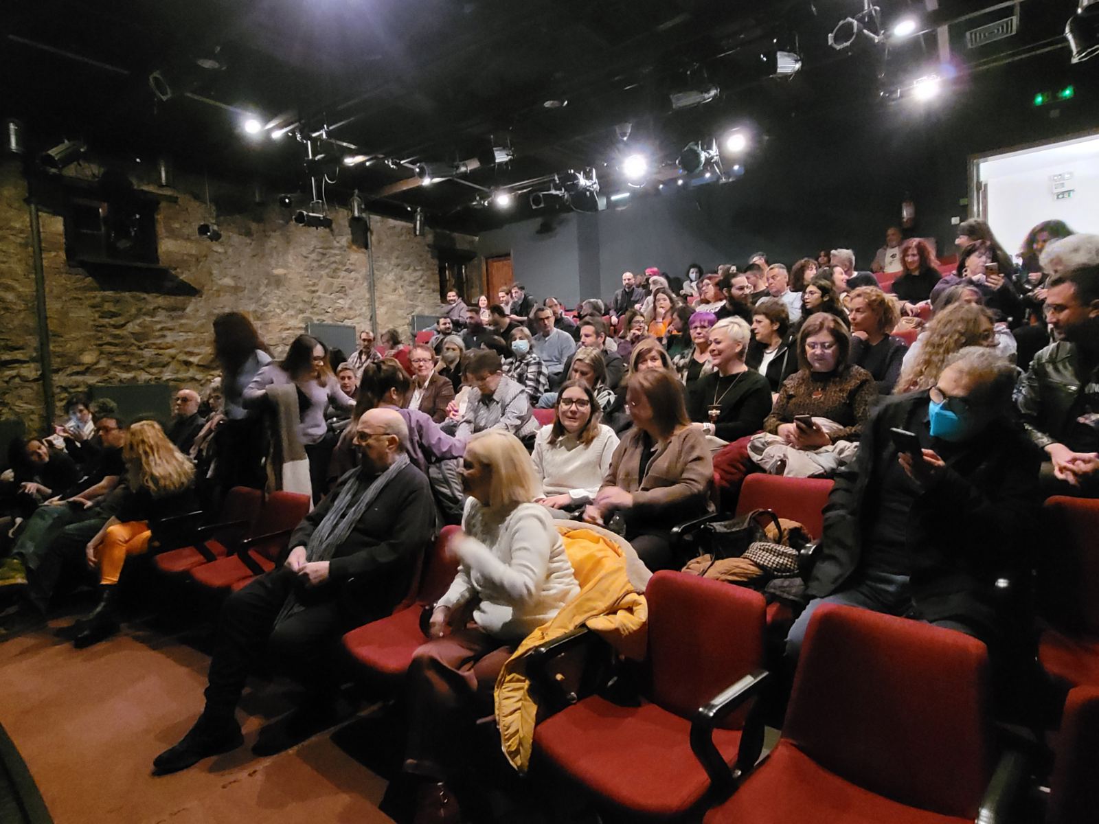 «Μάγεψε» η «Αναφορά για μια Ακαδημία» του Φραντς Κάφκα στο Θέατρο ...