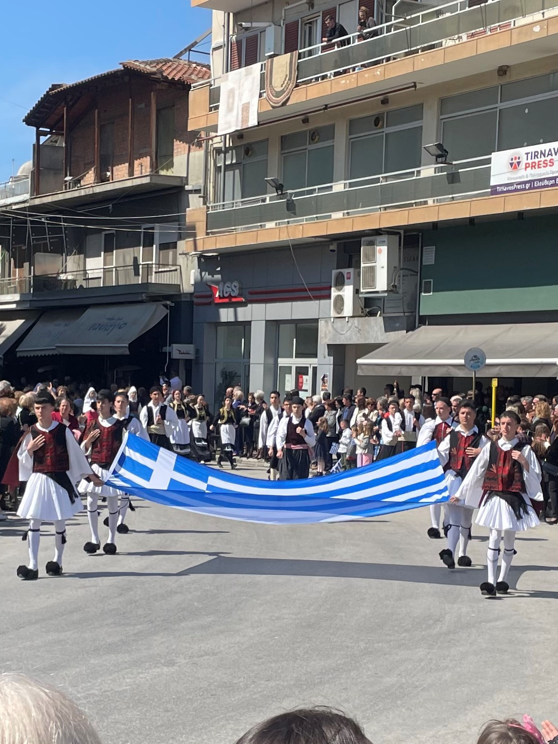 Εκδήλωση του 1ου Γυμνασίου Τυρνάβου στην Κεντρική πλατεία για τα 202 ...