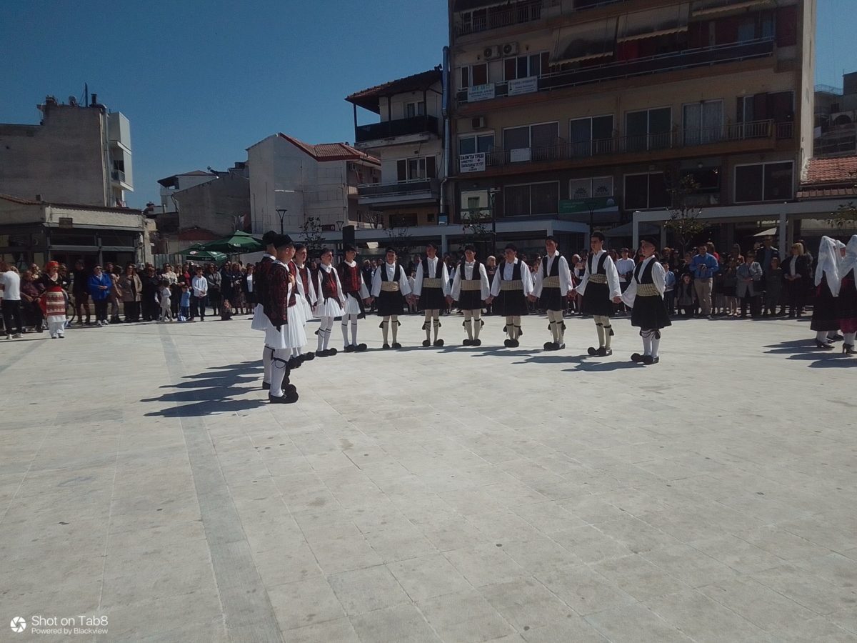 Εκδήλωση του 1ου Γυμνασίου Τυρνάβου στην Κεντρική πλατεία για τα 202 ...