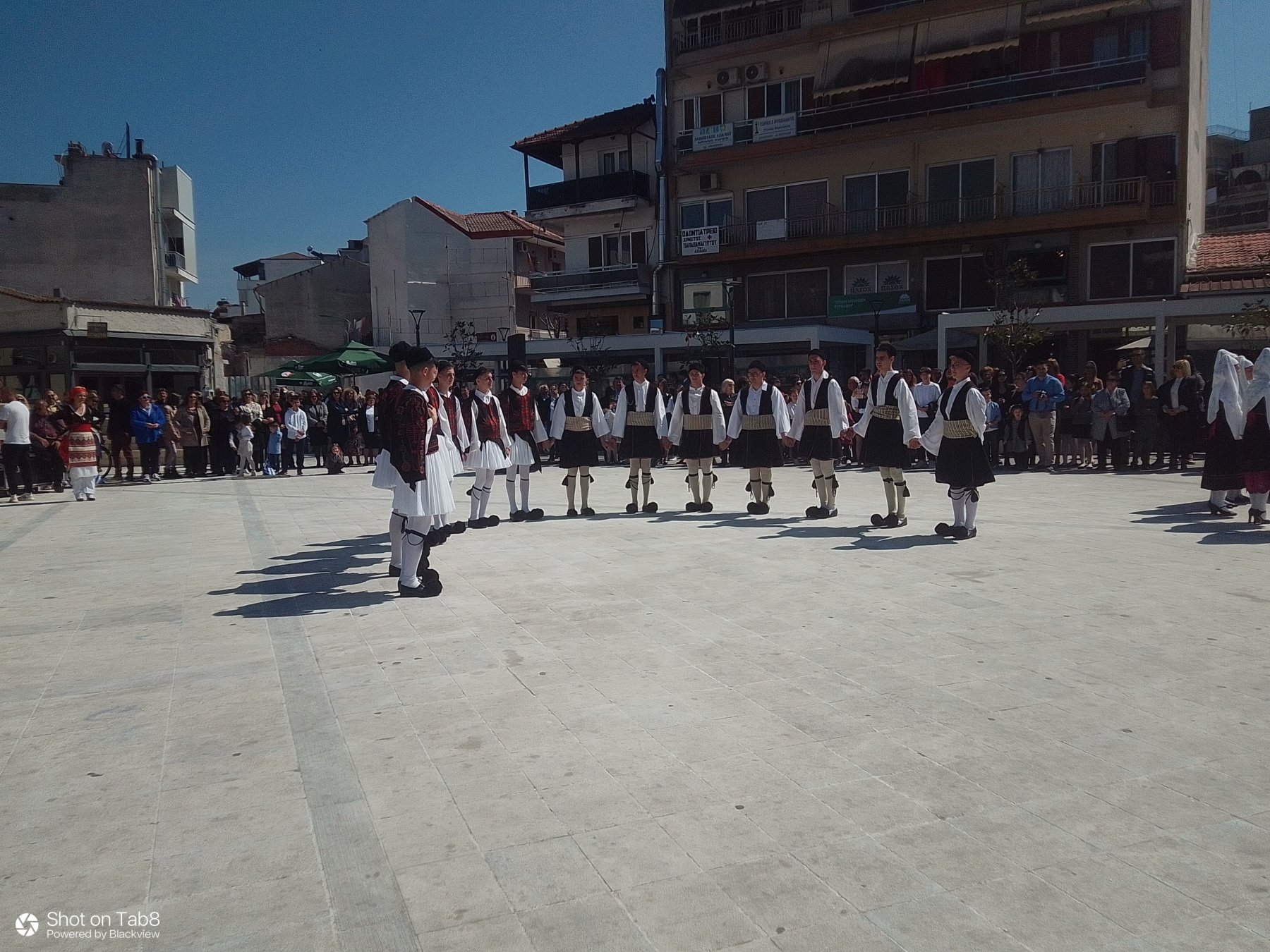 Εκδήλωση του 1ου Γυμνασίου Τυρνάβου στην Κεντρική πλατεία για τα 202 ...