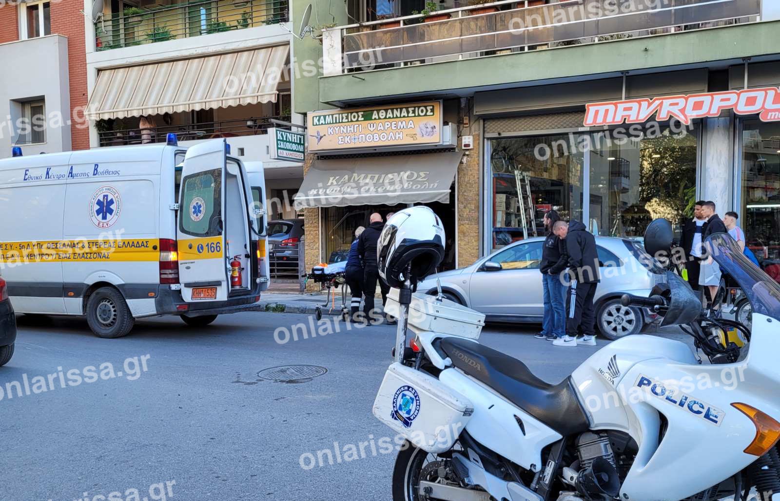 Δείτε φωτογραφίες: Τραυματίας δικυκλιστής σε κεντρικό δρόμο της Λάρισας ...