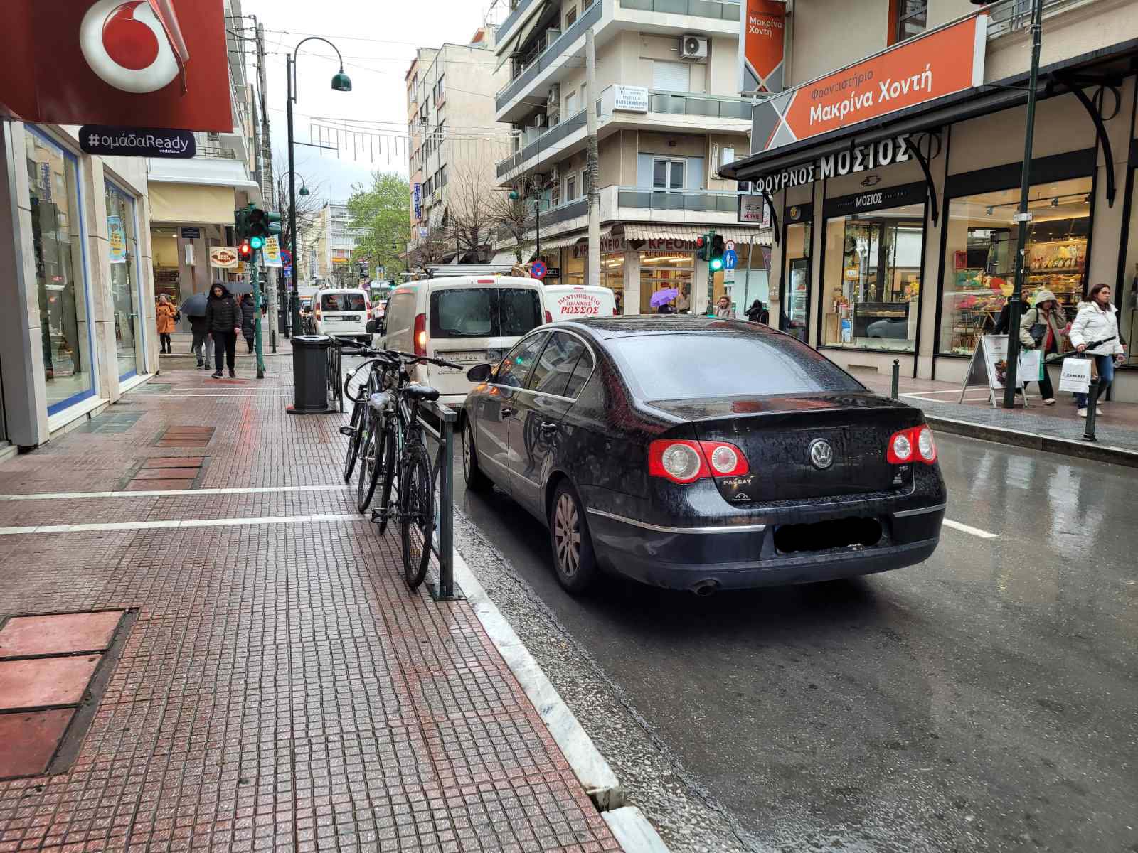 Λάρισα: Μονίμως... κατειλημμένη από σταθμευμένα οχήματα η αριστερή ...